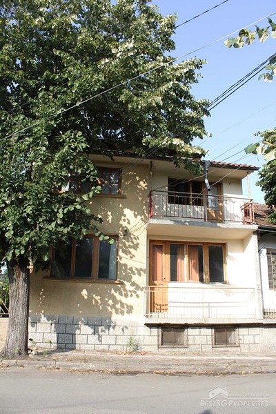 Three story building for sale in the town of Sredets