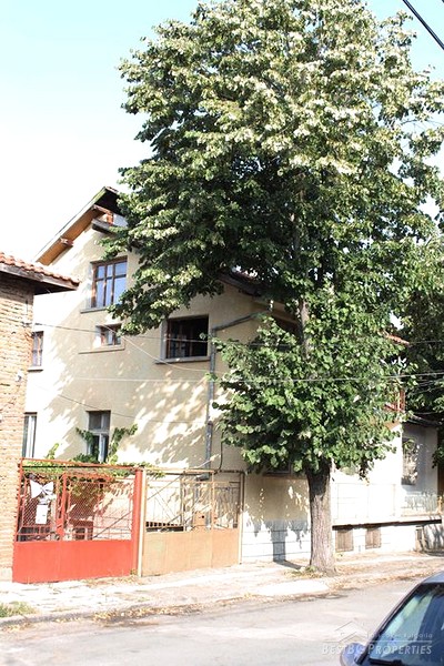 Three story building for sale in the town of Sredets